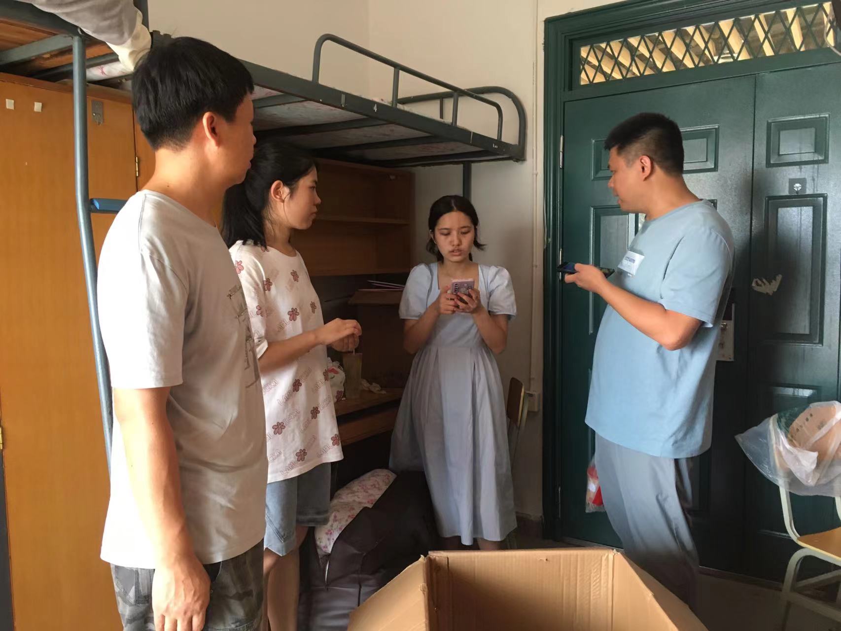 学院领导看望走访新生寝室-湖南大学生命医学交叉研究院